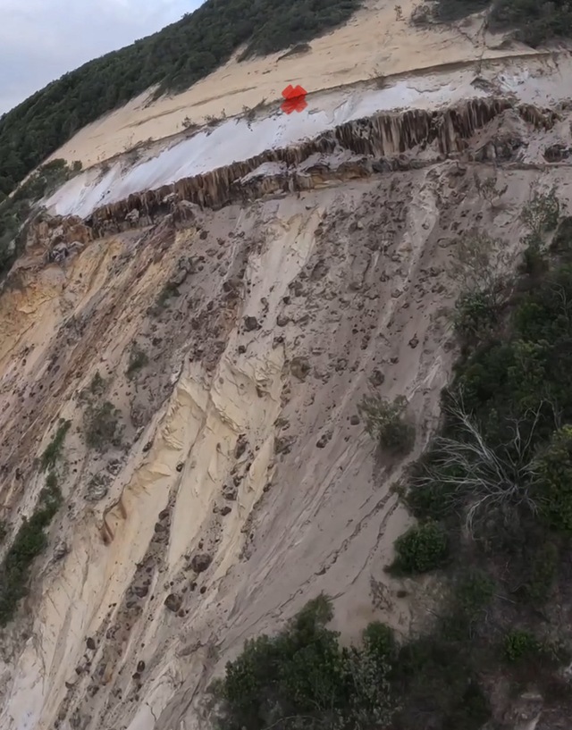 Night-time cliff winch rescue saves paraglider - Gympie Today